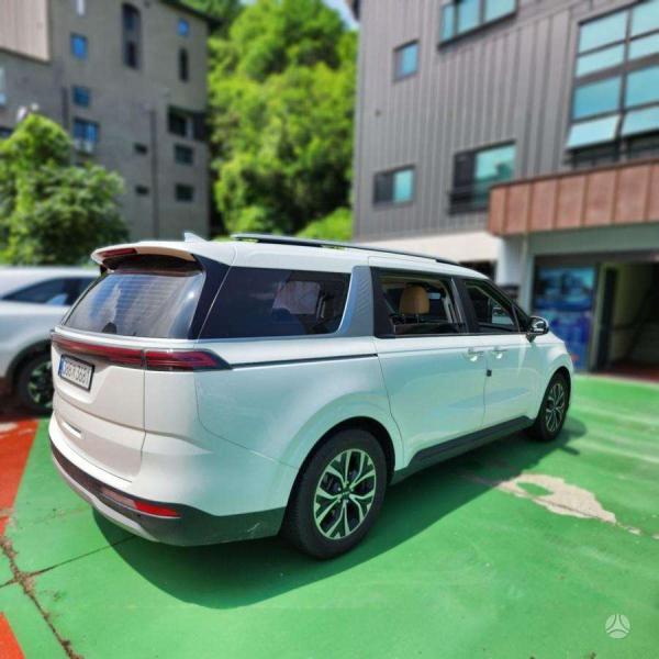 White Kia Carnival 2021 in Kaunas, with an engine capacity of 2.15 L and mileage of 152 thousand km for 19500 €, photo 6 on AUTOMOTO.COM.LV