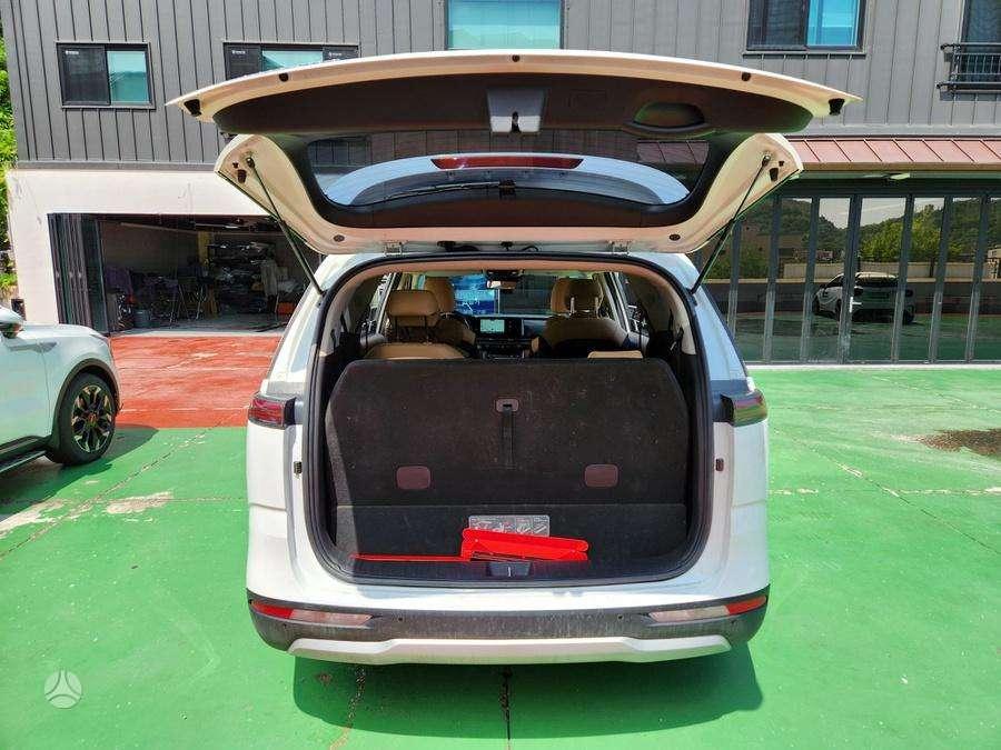 White Kia Carnival 2021 in Kaunas, with an engine capacity of 2.15 L and mileage of 152 thousand km for 19500 €, photo 8 on AUTOMOTO.COM.LV