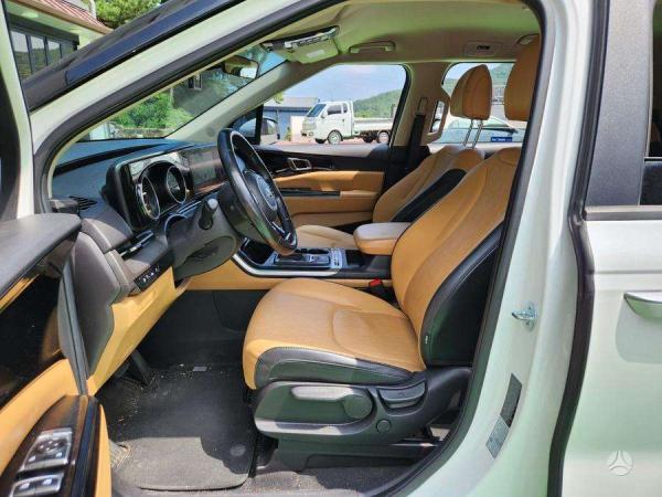 White Kia Carnival 2021 in Kaunas, with an engine capacity of 2.15 L and mileage of 152 thousand km for 19500 €, photo 8 on AUTOMOTO.COM.LV