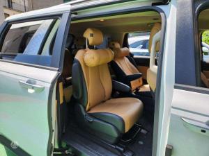 White Kia Carnival 2021 in Kaunas, with an engine capacity of 2.15 L and mileage of 152 thousand km for 19500 €, photo 11 on AUTOMOTO.COM.LV