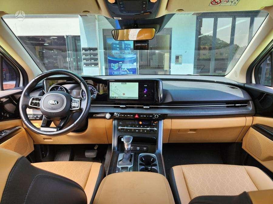 White Kia Carnival 2021 in Kaunas, with an engine capacity of 2.15 L and mileage of 152 thousand km for 19500 €, photo 12 on AUTOMOTO.COM.LV