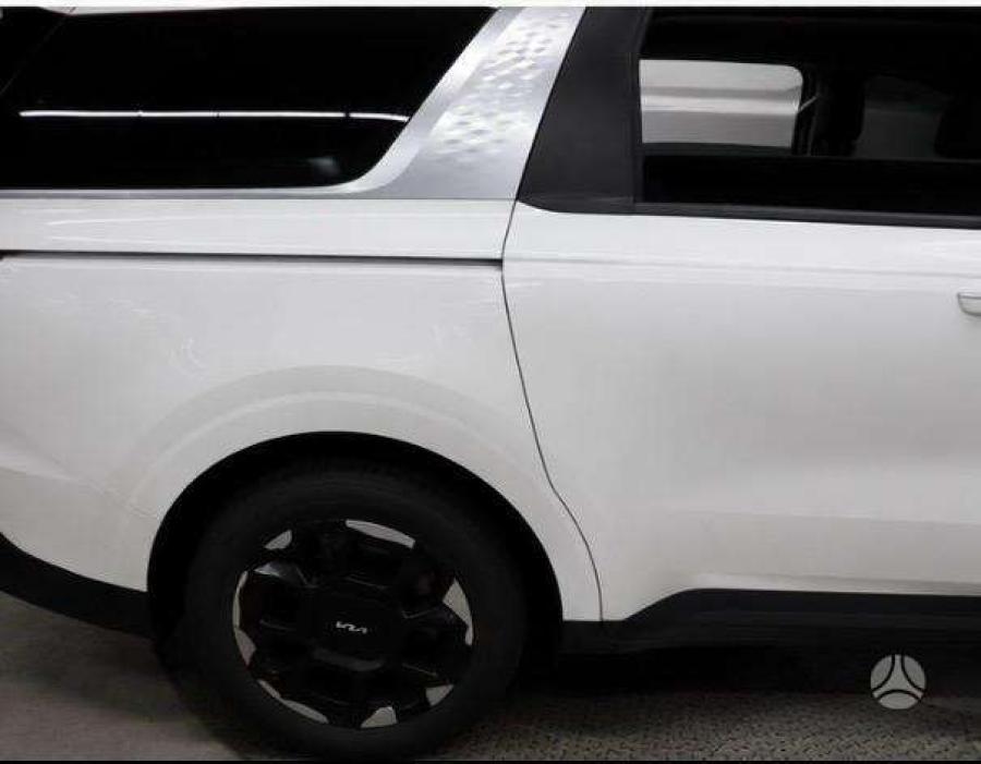 White Kia Carnival 2024 in Vilnius, with an engine capacity of 2.15 L and mileage of 103 thousand km for 37000 €, photo 5 on AUTOMOTO.COM.LV
