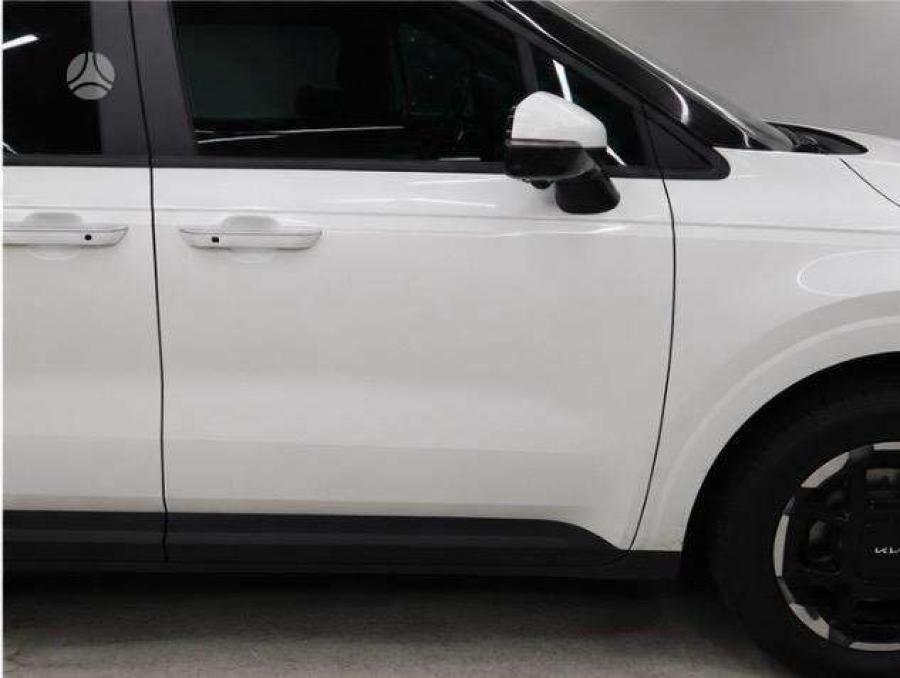 White Kia Carnival 2024 in Vilnius, with an engine capacity of 2.15 L and mileage of 103 thousand km for 37000 €, photo 6 on AUTOMOTO.COM.LV