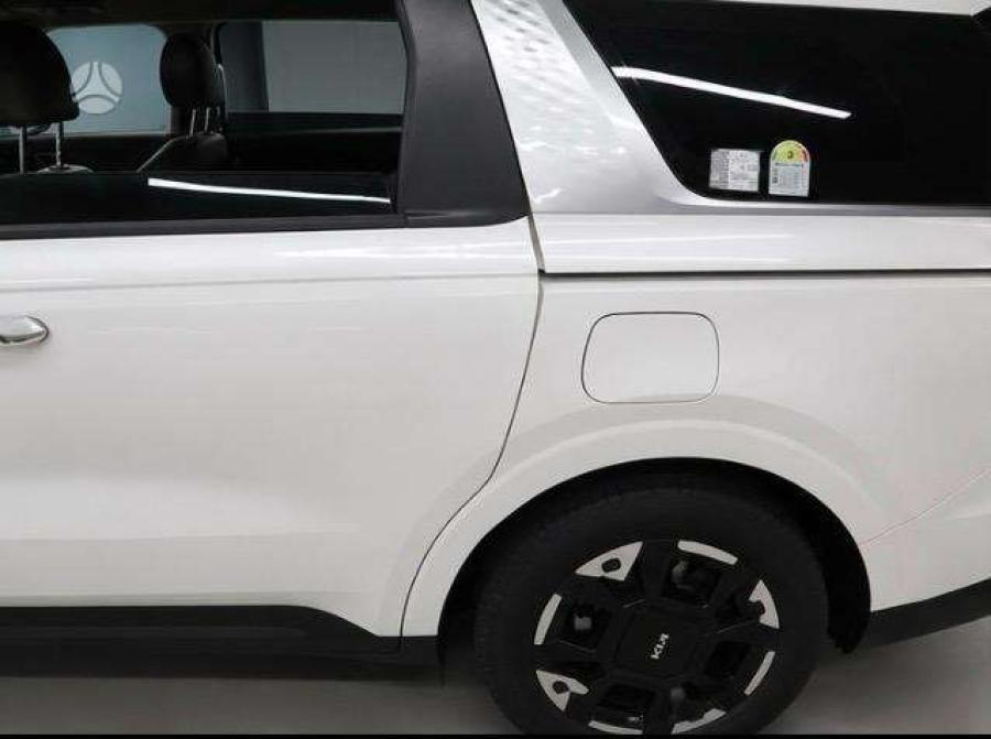 White Kia Carnival 2024 in Vilnius, with an engine capacity of 2.15 L and mileage of 103 thousand km for 37000 €, photo 7 on AUTOMOTO.COM.LV