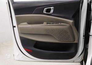 White Kia Carnival 2024 in Vilnius, with an engine capacity of 2.15 L and mileage of 103 thousand km for 37000 €, photo 8 on AUTOMOTO.COM.LV