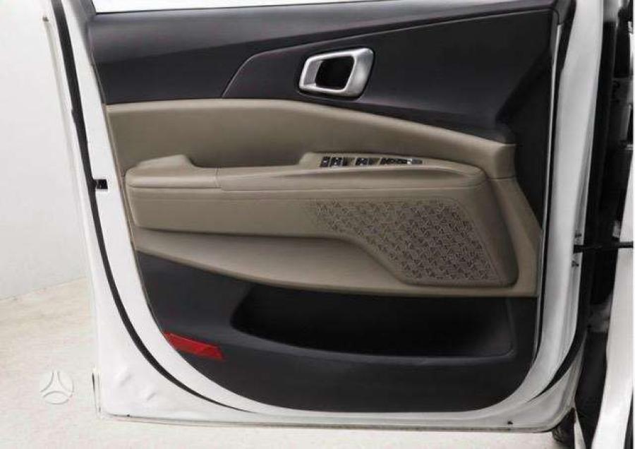 White Kia Carnival 2024 in Vilnius, with an engine capacity of 2.15 L and mileage of 103 thousand km for 37000 €, photo 8 on AUTOMOTO.COM.LV