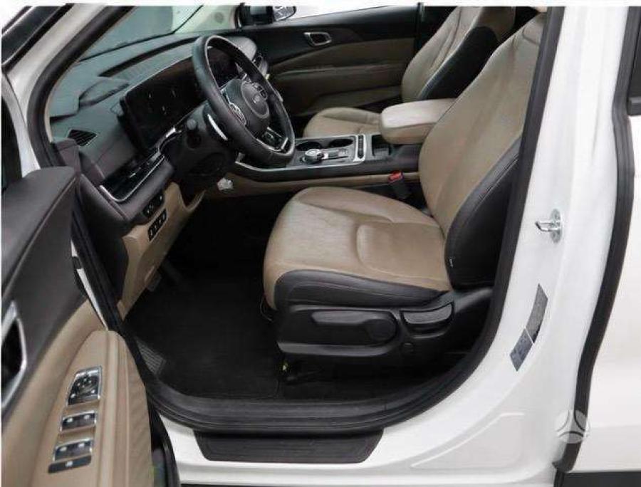 White Kia Carnival 2024 in Vilnius, with an engine capacity of 2.15 L and mileage of 103 thousand km for 37000 €, photo 9 on AUTOMOTO.COM.LV
