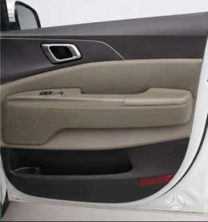 White Kia Carnival 2024 in Vilnius, with an engine capacity of 2.15 L and mileage of 103 thousand km for 37000 €, photo 25 on AUTOMOTO.COM.LV
