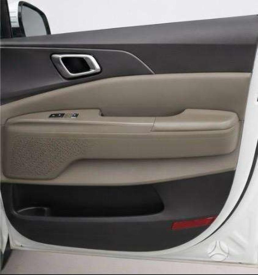 White Kia Carnival 2024 in Vilnius, with an engine capacity of 2.15 L and mileage of 103 thousand km for 37000 €, photo 25 on AUTOMOTO.COM.LV