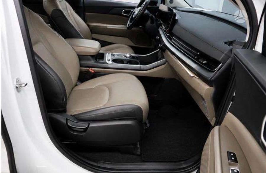 White Kia Carnival 2024 in Vilnius, with an engine capacity of 2.15 L and mileage of 103 thousand km for 37000 €, photo 26 on AUTOMOTO.COM.LV