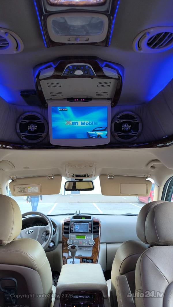 White Kia Carnival 2011 in Kohtla-Jarve, with an engine capacity of 2.20 L and mileage of 200 thousand km for 10000 €, photo 3 on AUTOMOTO.COM.LV