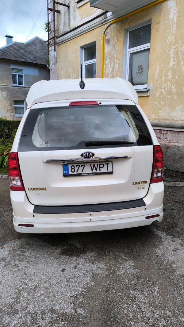 White Kia Carnival 2011 in Kohtla-Jarve, with an engine capacity of 2.20 L and mileage of 200 thousand km for 10000 €, photo 6 on AUTOMOTO.COM.LV