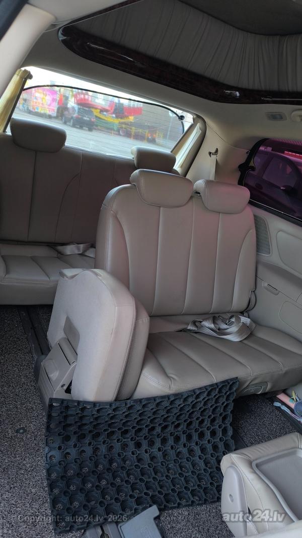 White Kia Carnival 2011 in Kohtla-Jarve, with an engine capacity of 2.20 L and mileage of 200 thousand km for 10000 €, photo 7 on AUTOMOTO.COM.LV
