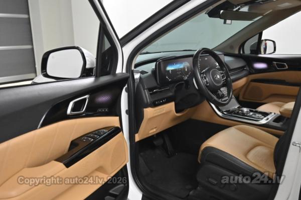 White Kia Carnival 2021 in Tallinn, with an engine capacity of 2.20 L and mileage of 110 thousand km for 36880 €, photo 5 on AUTOMOTO.COM.LV