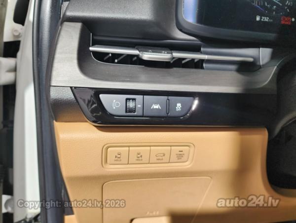 White Kia Carnival 2021 in Tallinn, with an engine capacity of 2.20 L and mileage of 113 thousand km for 34880 €, photo 9 on AUTOMOTO.COM.LV