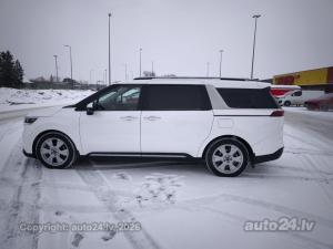 White Kia Carnival 2023 in Tallinn, with an engine capacity of 2.20 L and mileage of 33 thousand km for 42900 €, photo 2 on AUTOMOTO.COM.LV