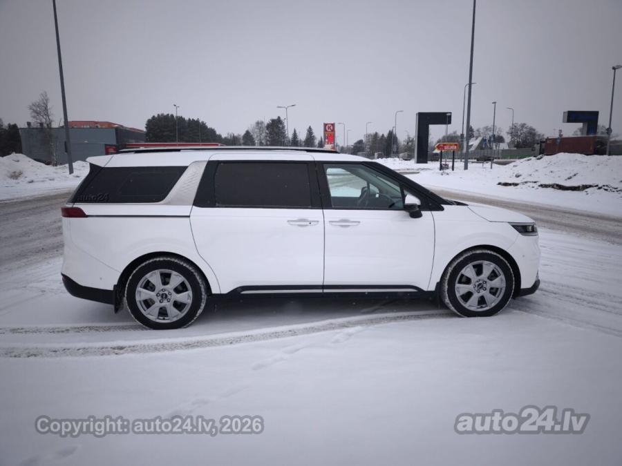 White Kia Carnival 2023 in Tallinn, with an engine capacity of 2.20 L and mileage of 33 thousand km for 42900 €, photo 7 on AUTOMOTO.COM.LV