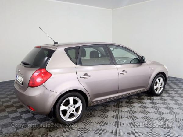 Smilšu krāsa Kia Ceed 2007 Tallina, ar dzinēja tilpumu 1.60 L un nobraukumu 299 tūkst. km par 999 €, foto 3 vietnē AUTOMOTO.COM.LV
