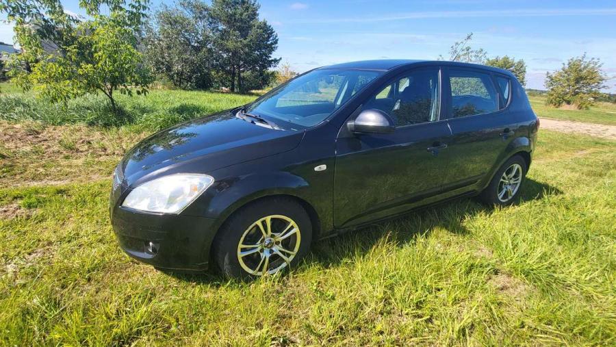 Black Kia Ceed 2007 in Vilnius, with an engine capacity of 1.58 L and mileage of 144 thousand km for 1470 €, photo 1 on AUTOMOTO.COM.LV