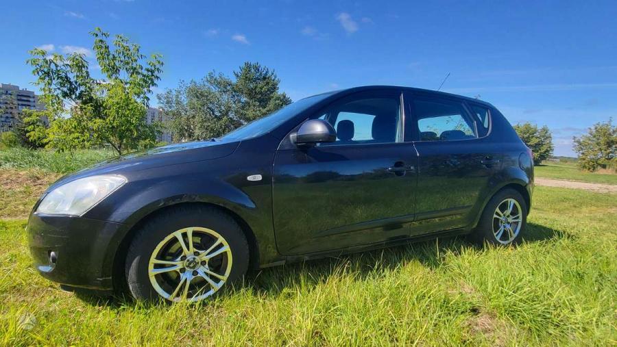 Black Kia Ceed 2007 in Vilnius, with an engine capacity of 1.58 L and mileage of 144 thousand km for 1470 €, photo 5 on AUTOMOTO.COM.LV