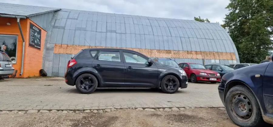 Black Kia Ceed 2007 in Valmiera, with an engine capacity of 1.60 L and mileage of 216 thousand km for 2200 €, photo 3 on AUTOMOTO.COM.LV