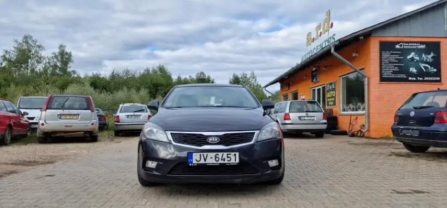 Black Kia Ceed 2007 in Valmiera, with an engine capacity of 1.60 L and mileage of 216 thousand km for 2200 €, photo 9 on AUTOMOTO.COM.LV