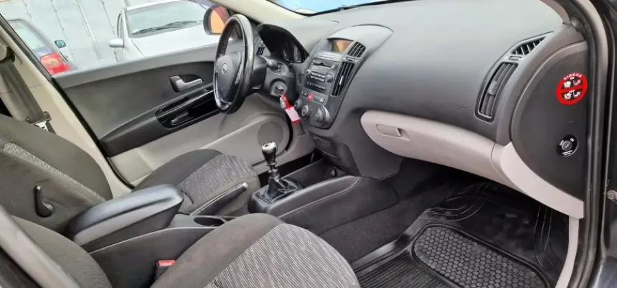 Black Kia Ceed 2007 in Valmiera, with an engine capacity of 1.60 L and mileage of 216 thousand km for 2200 €, photo 12 on AUTOMOTO.COM.LV