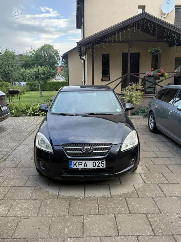 Black Kia Ceed 2007 in Vilnius, with an engine capacity of 1.59 L and mileage of 213 thousand km for 2200 €, photo 1 on AUTOMOTO.COM.LV