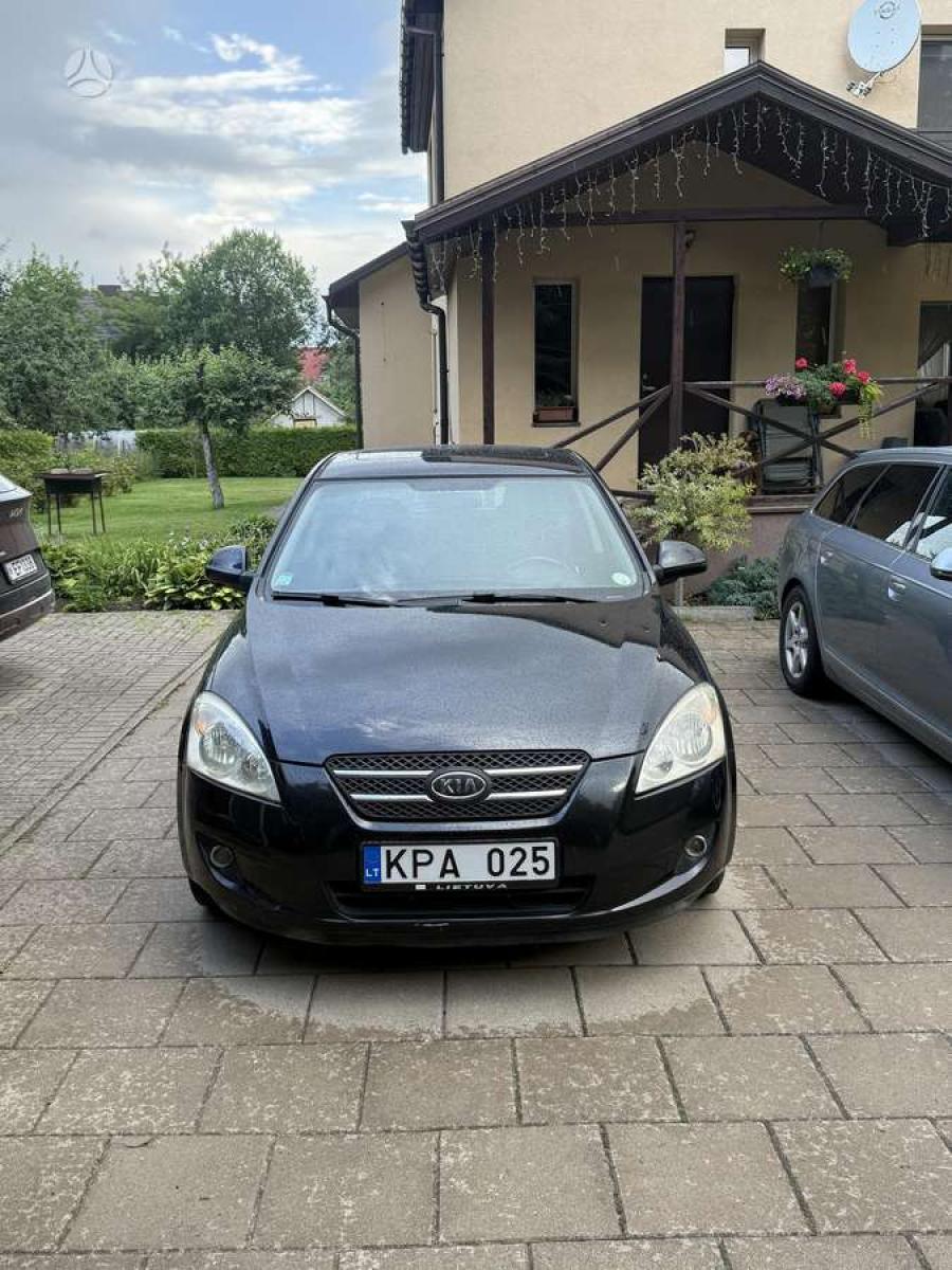 Black Kia Ceed 2007 in Vilnius, with an engine capacity of 1.59 L and mileage of 213 thousand km for 2200 €, photo 1 on AUTOMOTO.COM.LV