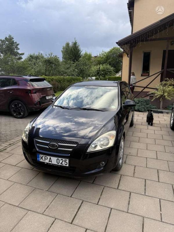 Black Kia Ceed 2007 in Vilnius, with an engine capacity of 1.59 L and mileage of 213 thousand km for 2200 €, photo 2 on AUTOMOTO.COM.LV
