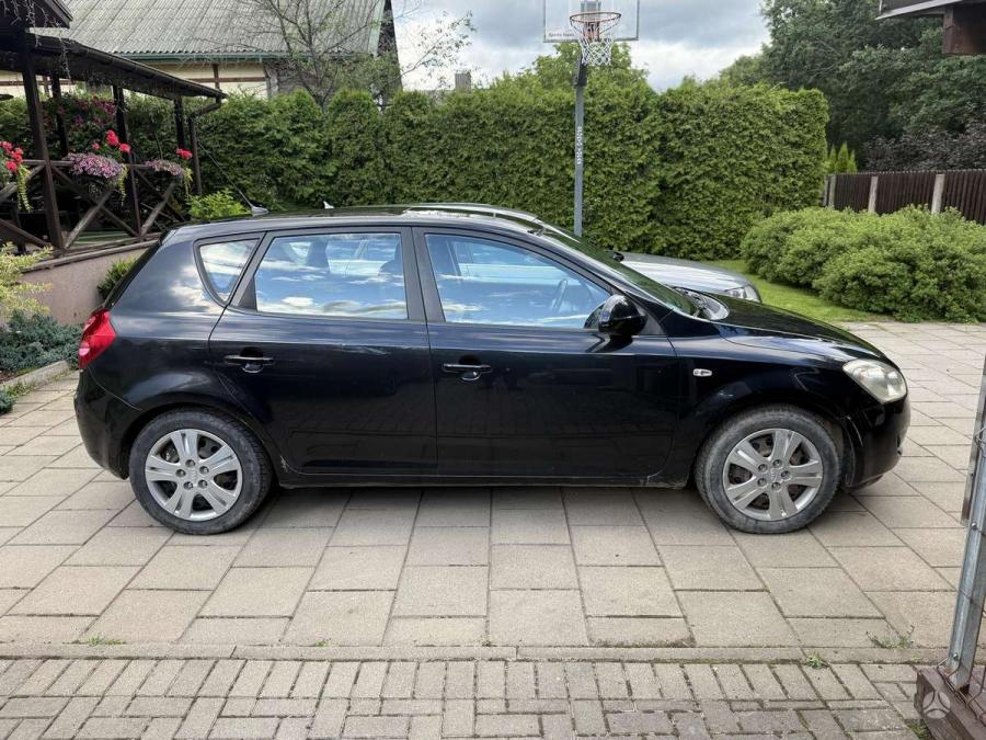 Black Kia Ceed 2007 in Vilnius, with an engine capacity of 1.59 L and mileage of 213 thousand km for 2200 €, photo 5 on AUTOMOTO.COM.LV
