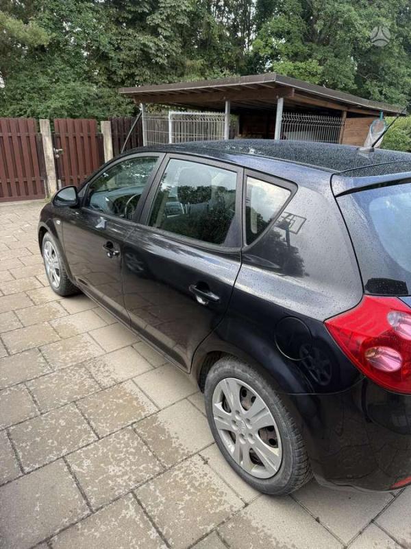 Black Kia Ceed 2007 in Vilnius, with an engine capacity of 1.59 L and mileage of 213 thousand km for 2200 €, photo 6 on AUTOMOTO.COM.LV