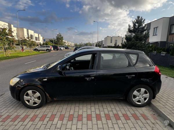 Black Kia Ceed 2007 in Vilnius, with an engine capacity of 1.59 L and mileage of 295 thousand km for 950 €, photo 5 on AUTOMOTO.COM.LV