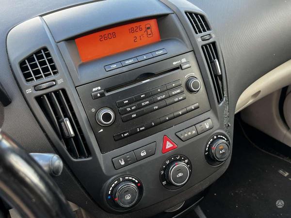 Black Kia Ceed 2007 in Vilnius, with an engine capacity of 1.59 L and mileage of 295 thousand km for 950 €, photo 11 on AUTOMOTO.COM.LV