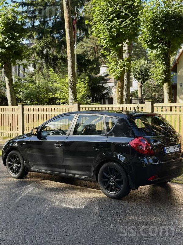 Black Kia Ceed 2007 in Riga, with an engine capacity of 1.40 L and mileage of 299 thousand km for 2250 €, photo 1 on AUTOMOTO.COM.LV