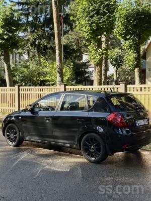 Melns Kia Ceed 2007 Rīga, ar dzinēja tilpumu 1.40 L un nobraukumu 299 tūkst. km par 2250 €, foto  vietnē AUTOMOTO.COM.LV