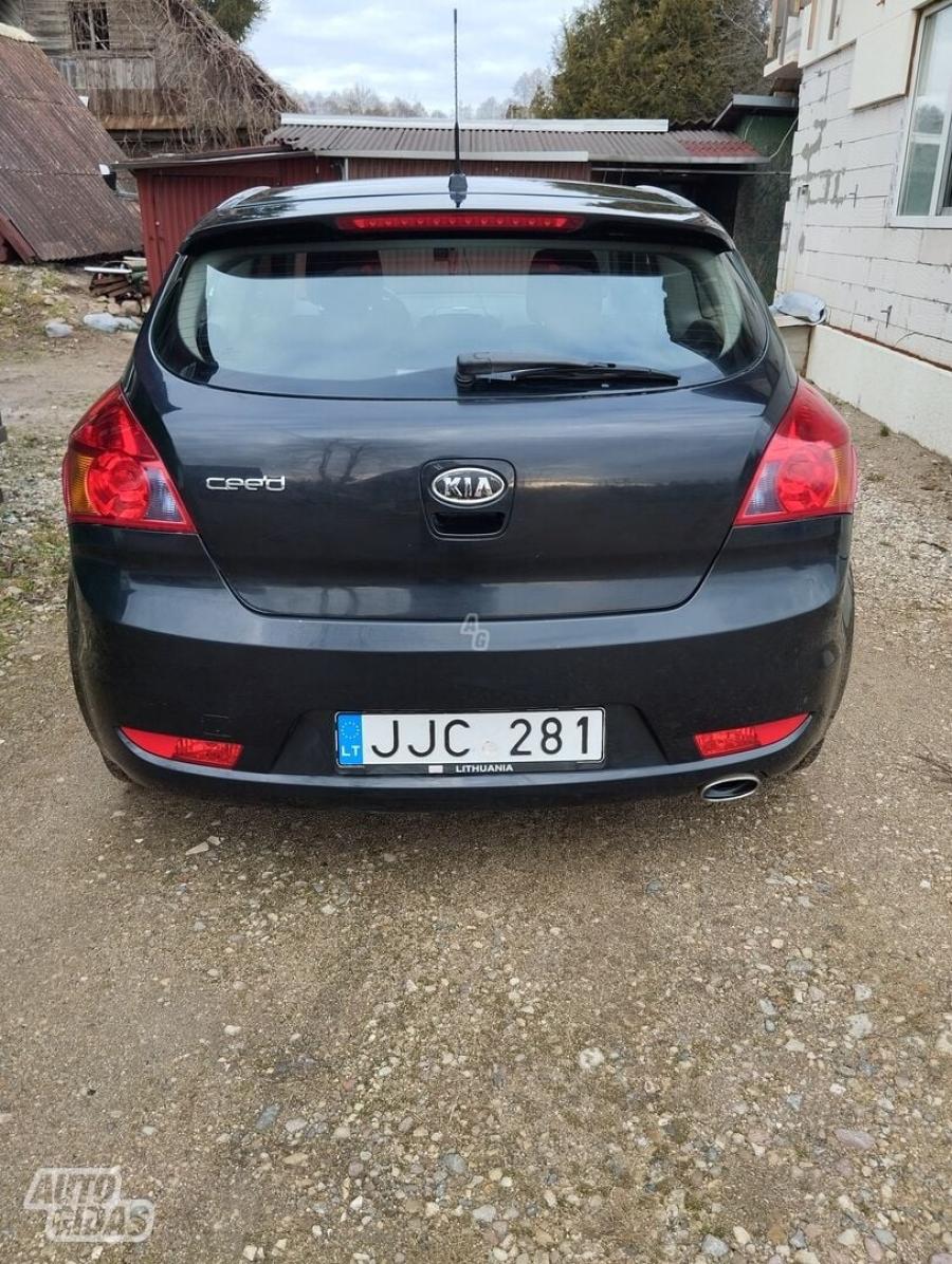 Black Kia Ceed 2008 in Vilnius, with an engine capacity of 1.40 L and mileage of 180 thousand km for 1350 €, photo 1 on AUTOMOTO.COM.LV