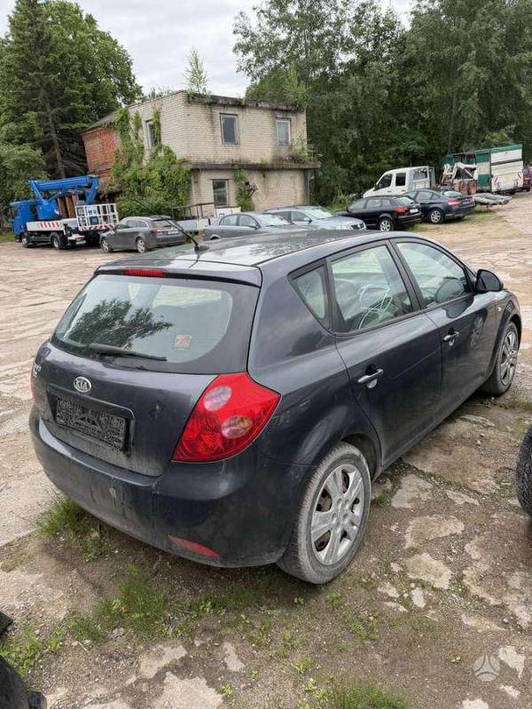 Black Kia Ceed 2009 in Kaunas, with an engine capacity of 1.58 L and mileage of 245 thousand km for 599 €, photo 4 on AUTOMOTO.COM.LV