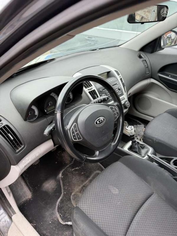 Black Kia Ceed 2009 in Kaunas, with an engine capacity of 1.58 L and mileage of 245 thousand km for 599 €, photo 6 on AUTOMOTO.COM.LV