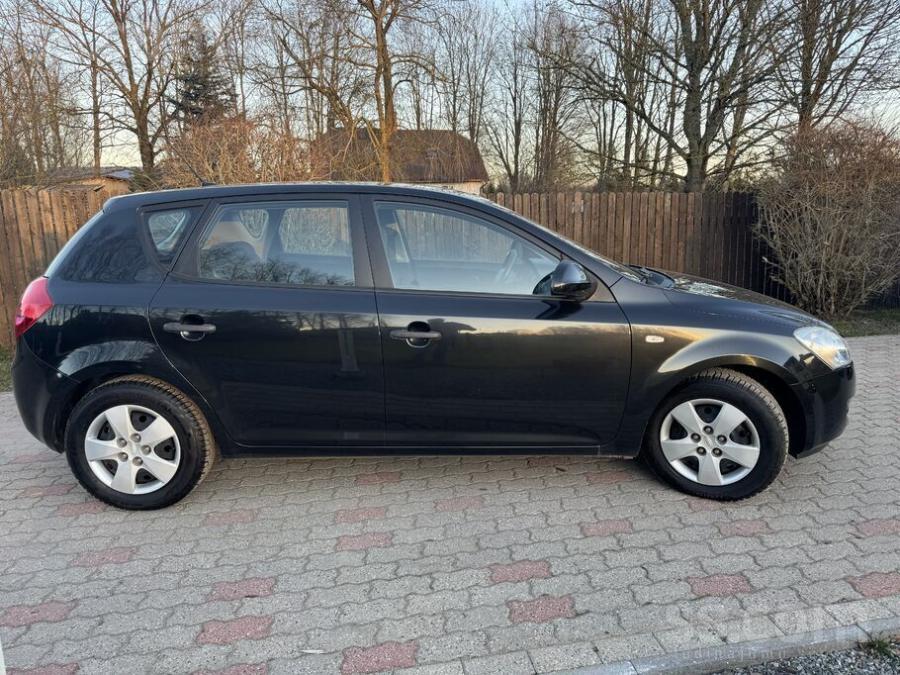 Black Kia Ceed 2010 in Ogre, with an engine capacity of 1.40 L and mileage of 93 thousand km for 4150 €, photo 8 on AUTOMOTO.COM.LV