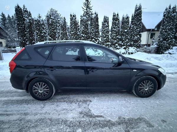 Black Kia Ceed 2008 in Vilnius, with an engine capacity of 1.60 L and mileage of 247 thousand km for 2400 €, photo 3 on AUTOMOTO.COM.LV