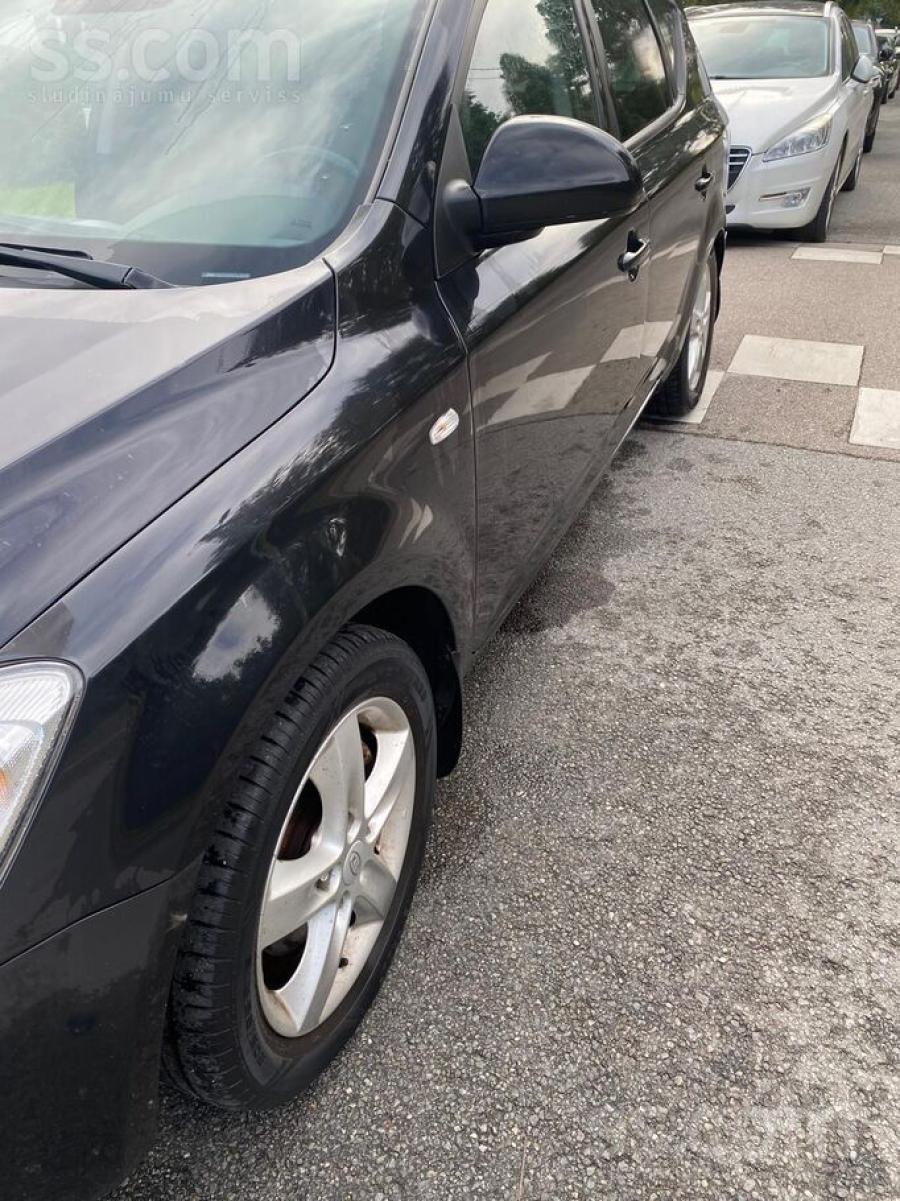 Black Kia Ceed 2009 in Riga, with an engine capacity of 1.60 L and mileage of 211 thousand km for 1300 €, photo 4 on AUTOMOTO.COM.LV