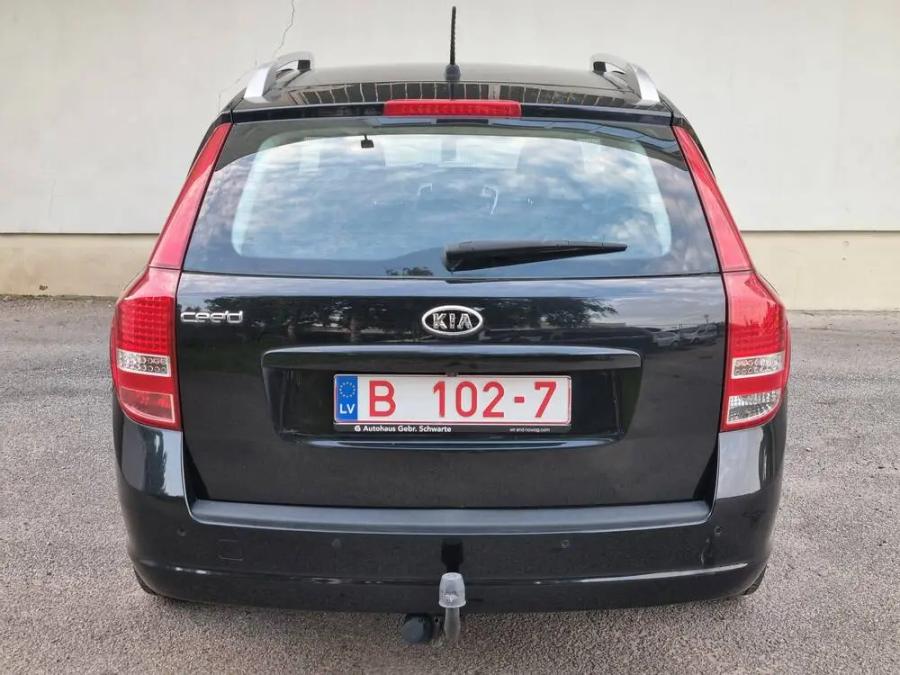 Black Kia Ceed 2012 in Ogre, with an engine capacity of 1.60 L and mileage of 133 thousand km for 3950 €, photo 8 on AUTOMOTO.COM.LV