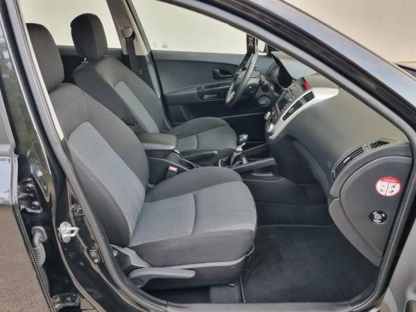 Black Kia Ceed 2012 in Ogre, with an engine capacity of 1.60 L and mileage of 133 thousand km for 3950 €, photo 9 on AUTOMOTO.COM.LV