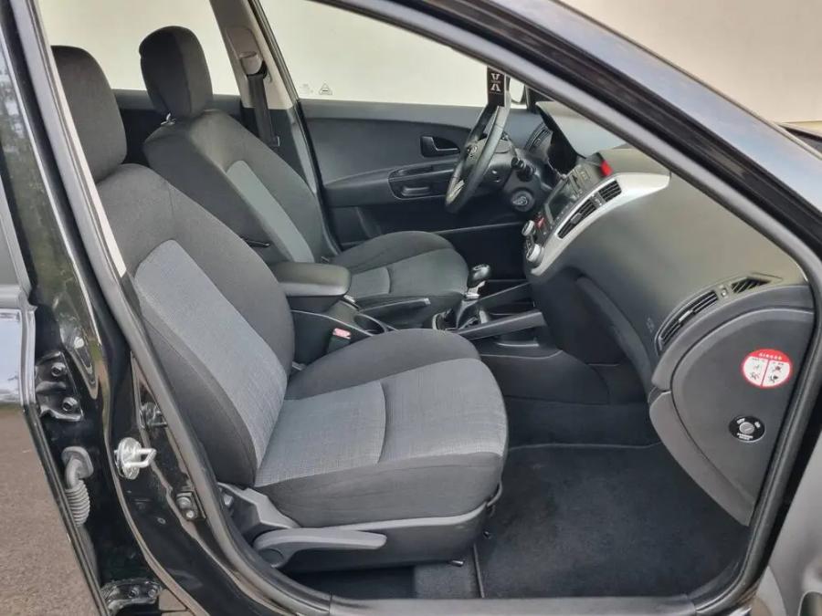 Black Kia Ceed 2012 in Ogre, with an engine capacity of 1.60 L and mileage of 133 thousand km for 3950 €, photo 10 on AUTOMOTO.COM.LV