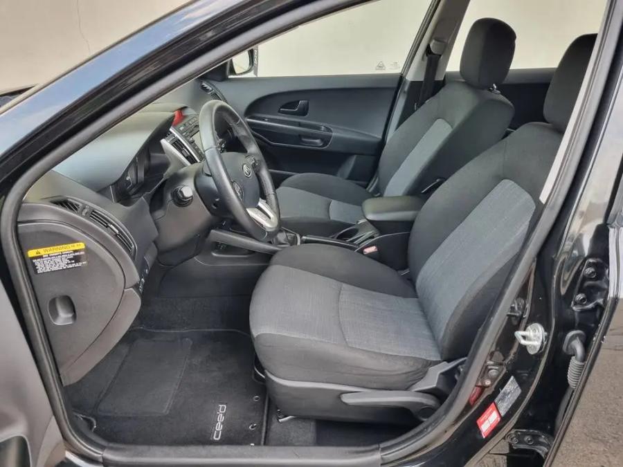 Black Kia Ceed 2012 in Ogre, with an engine capacity of 1.60 L and mileage of 133 thousand km for 3950 €, photo 11 on AUTOMOTO.COM.LV