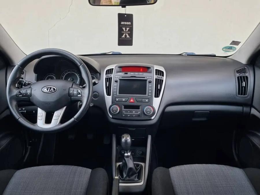 Black Kia Ceed 2012 in Ogre, with an engine capacity of 1.60 L and mileage of 133 thousand km for 3950 €, photo 14 on AUTOMOTO.COM.LV