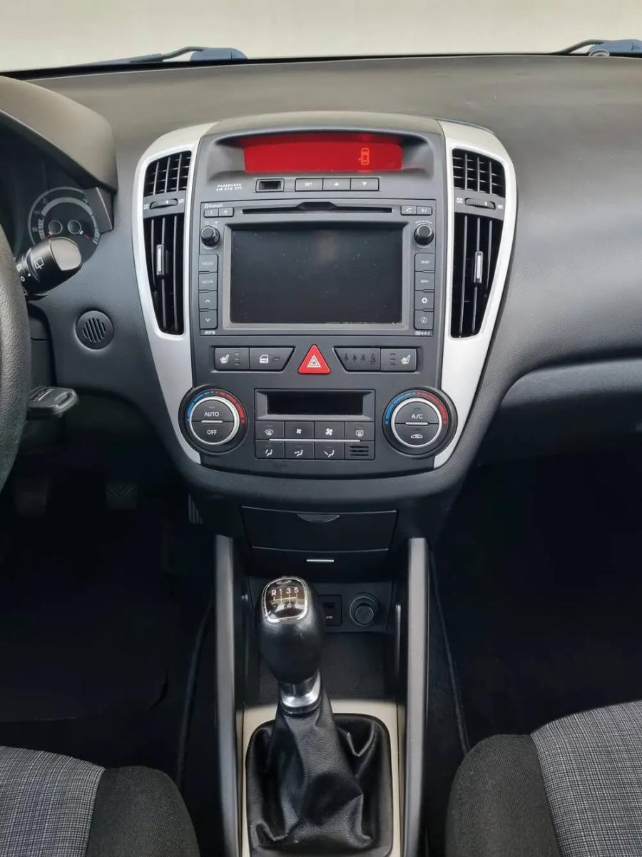 Black Kia Ceed 2012 in Ogre, with an engine capacity of 1.60 L and mileage of 133 thousand km for 3950 €, photo 15 on AUTOMOTO.COM.LV