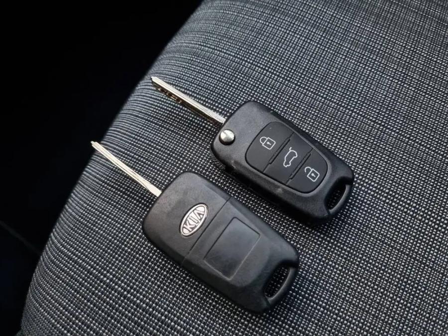 Black Kia Ceed 2012 in Ogre, with an engine capacity of 1.60 L and mileage of 133 thousand km for 3950 €, photo 21 on AUTOMOTO.COM.LV