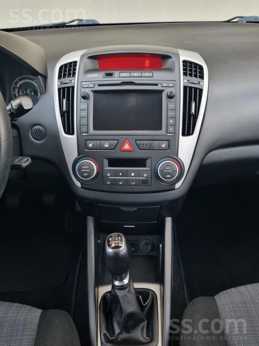 Black Kia Ceed 2012 in Ogre, with an engine capacity of 1.60 L and mileage of 133 thousand km for 3950 €, photo 15 on AUTOMOTO.COM.LV
